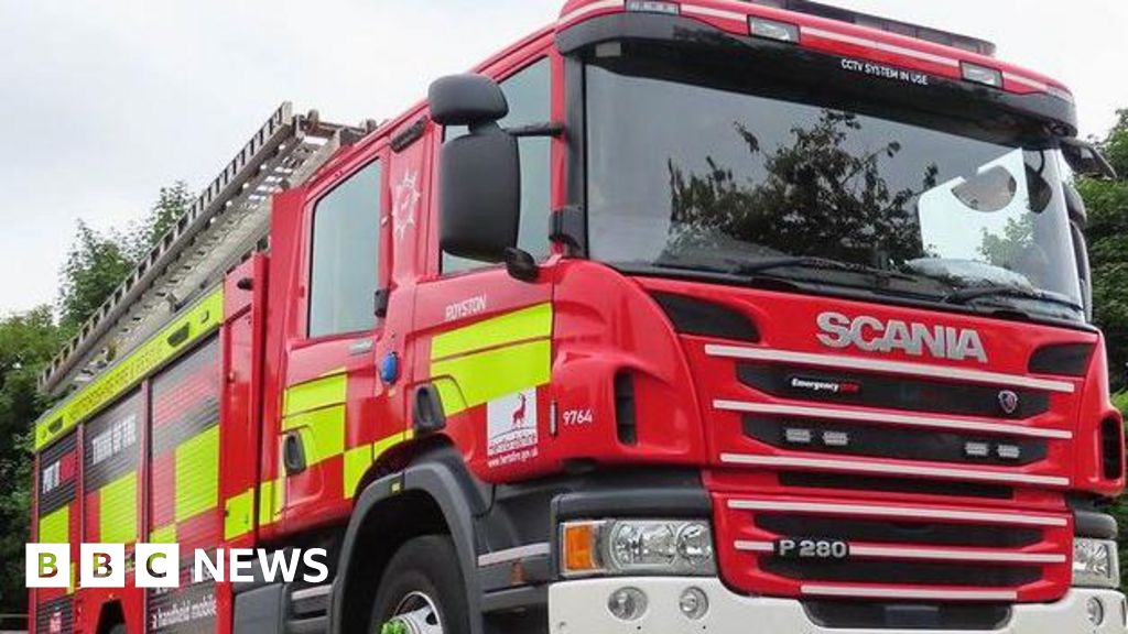 Elstree industrial estate blaze being tackled by fire crews - BBC News