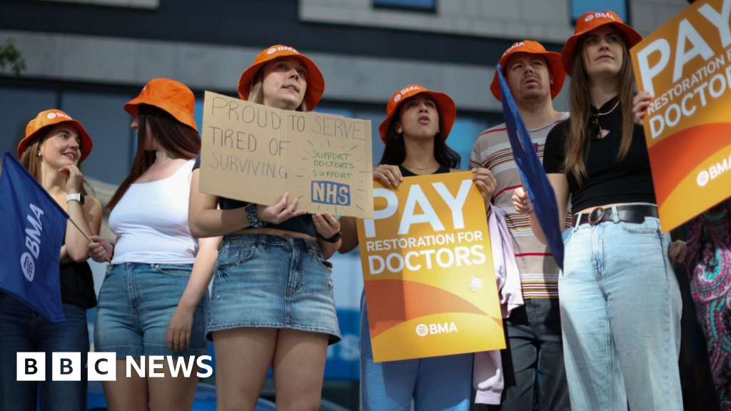 Doctors strike: NHS trust shares number of operations cancelled - BBC News