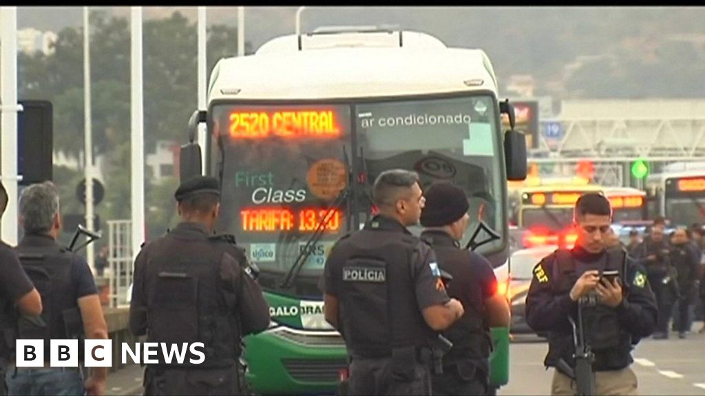 Brazilian police surround bus with hostages inside - BBC News