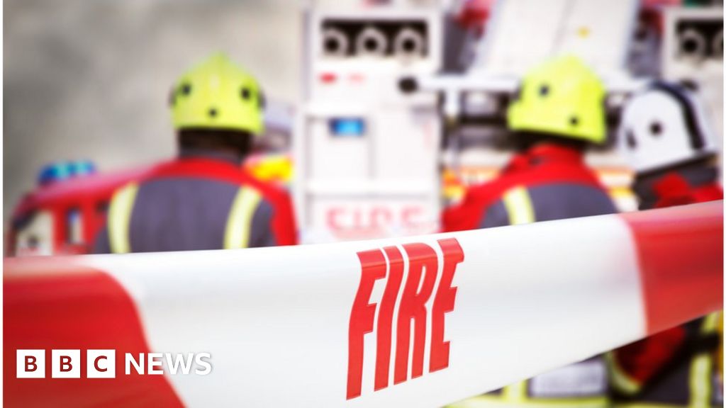Man dies and two rescued in Woolwich flat fire - BBC News
