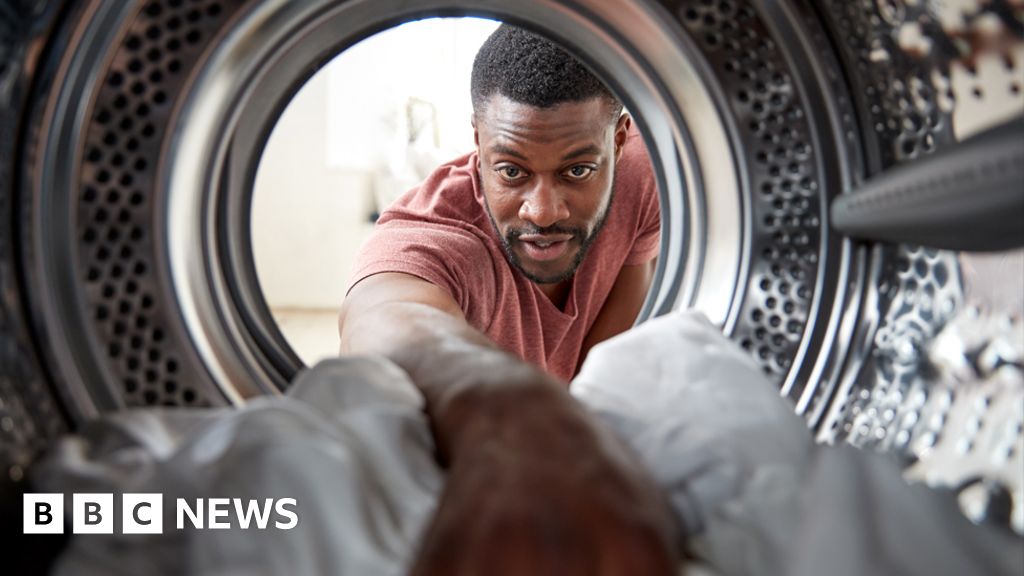 People will be paid to use less electricity on Monday - BBC News