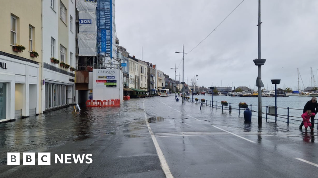 Disruption on Guernsey roads after high-tide flooding - BBC News