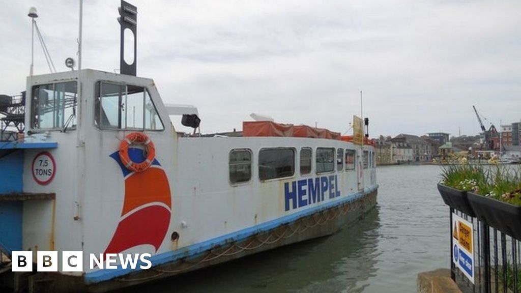 Isle of Wight floating bridge put up for sale - BBC News