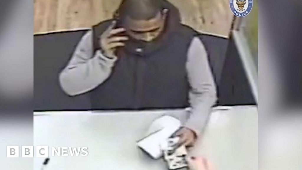 David Varlow: CCTV shows killer pawning bracelet - BBC News