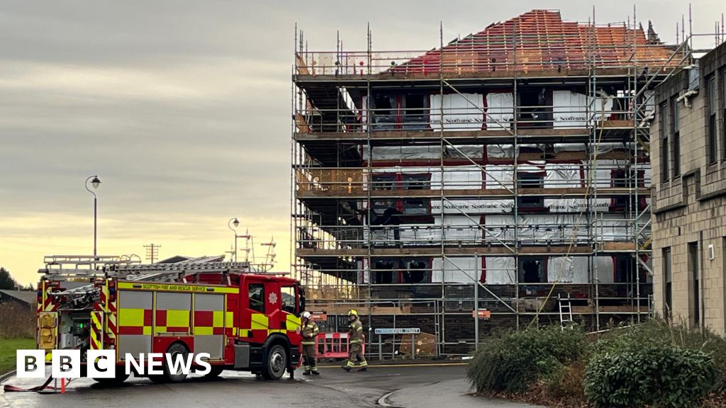 Police probe 'deliberate' fire at newbuild flats in Bo'ness - BBC News