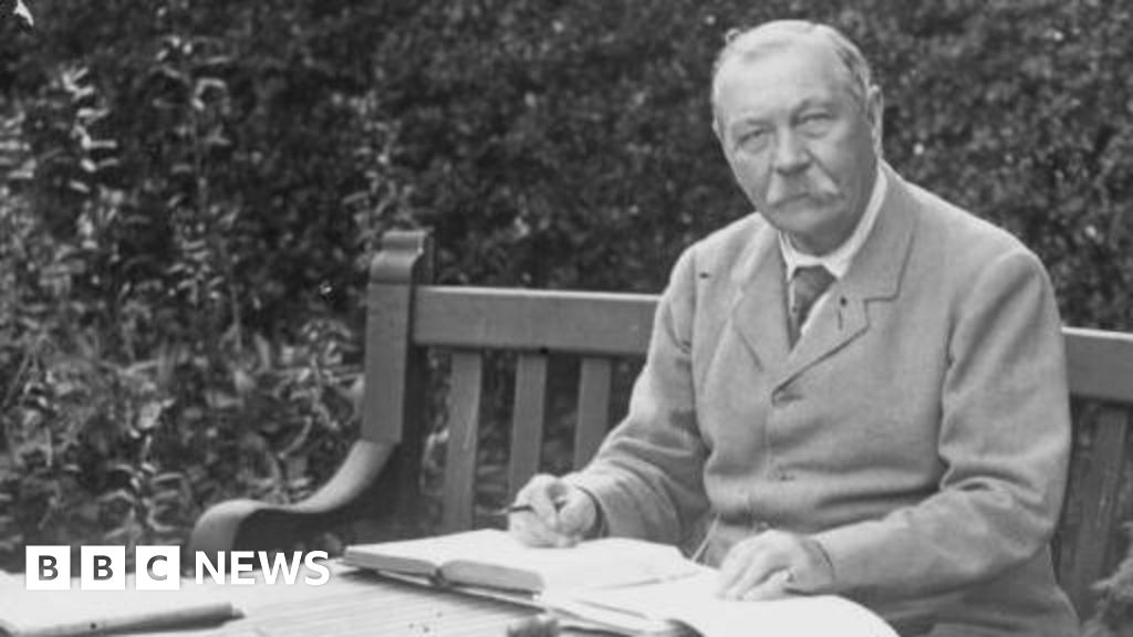 Sir Arthur Conan Doyle and Harry Houdini letters in Kent auction - BBC News