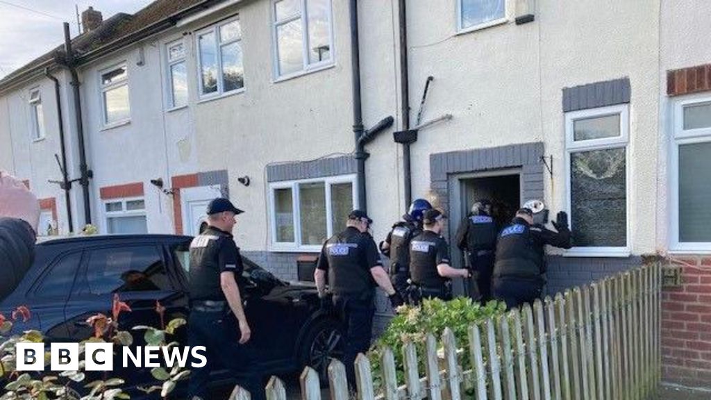 Seven arrested after Teesside drugs raids - BBC News