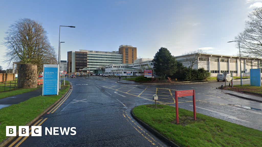 Altnagelvin: Patients waited 20 hours to be admitted to A&E - BBC News