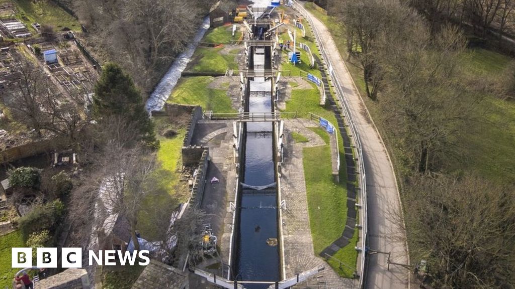 Bingley Five Rise Locks mark 250th anniversary - BBC News