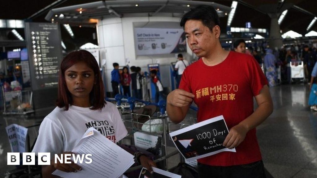 MH370 relatives arrive in Madagascar in search of debris - BBC News
