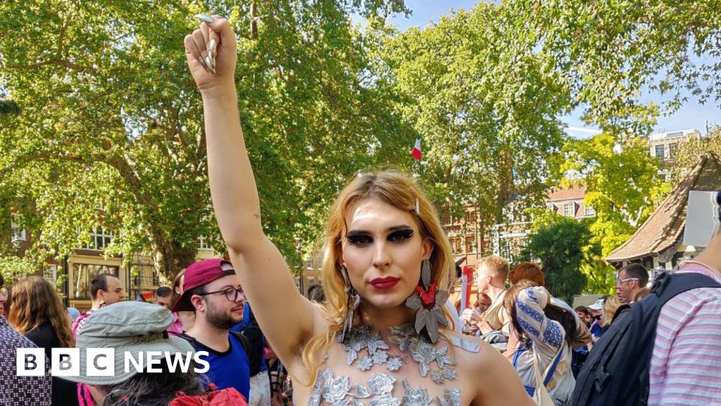 London's first Trans Pride support 'overwhelming' - BBC News