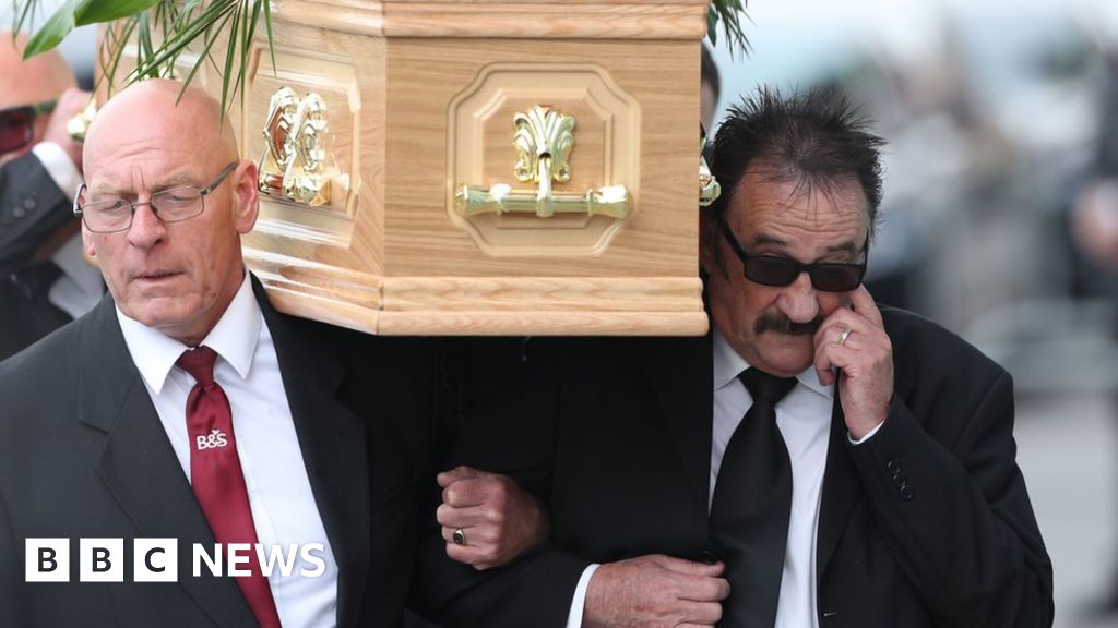 Chuckle Brothers star Barry's funeral held in Rotherham - BBC News