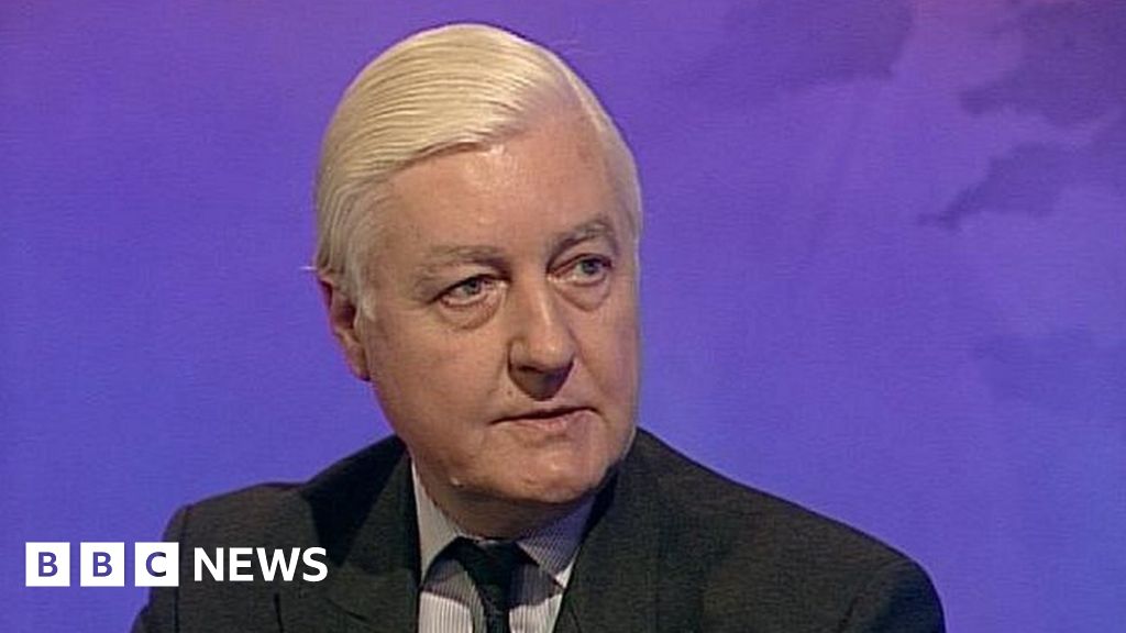 Former MP Peter Temple-Morris dies aged 80 - BBC News