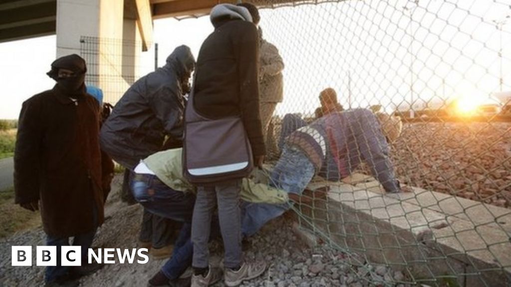 Calais migrant crisis: UK and France urge EU action - BBC News