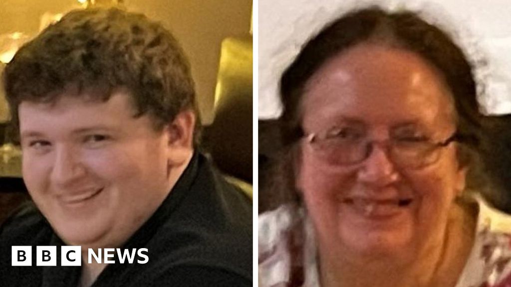Span Carr: Police trace driver after crash kills mum and son
