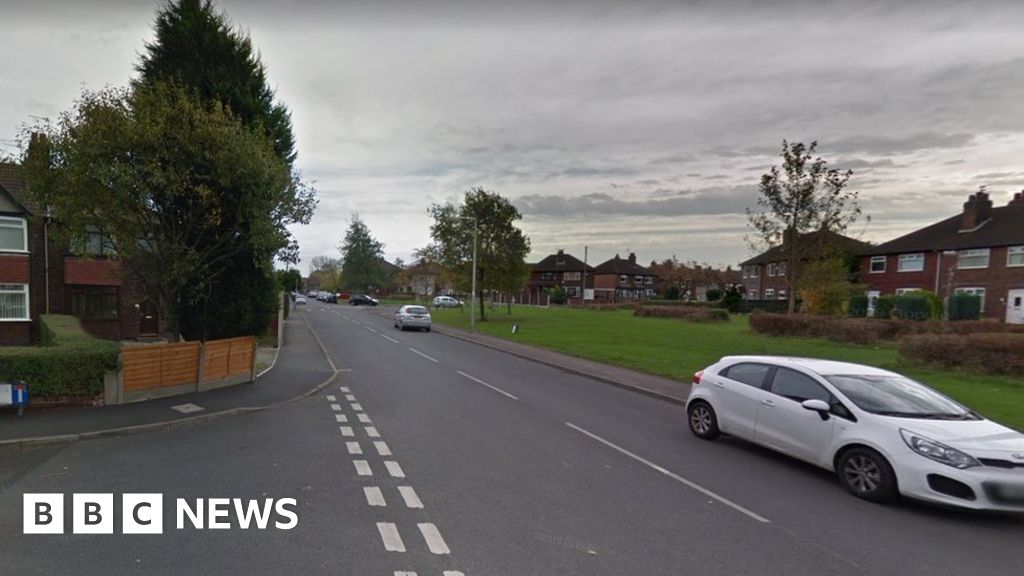 Stockport death: Murder arrest after man dies in house fire - BBC News