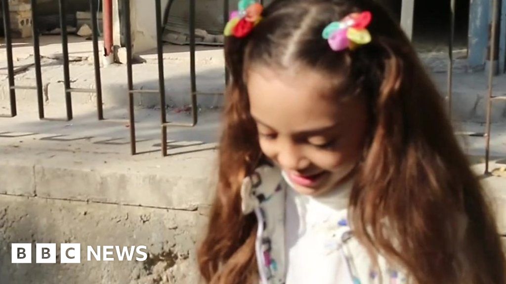 Syria conflict: The girl, 7, who tweets from Aleppo - BBC News
