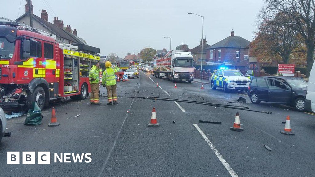 Darlington fire engine crashes on emergency call - BBC News