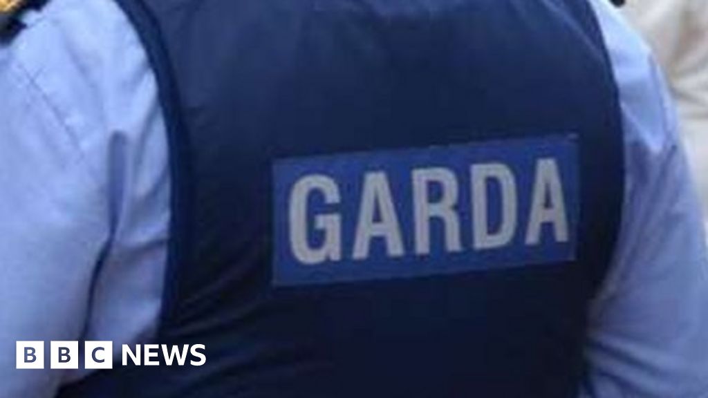 Dublin: Gardaí target criminal gangs in raids - BBC News