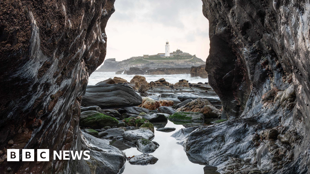Godrevy Lighthouse photo wins South West Coast Path Competition - BBC News