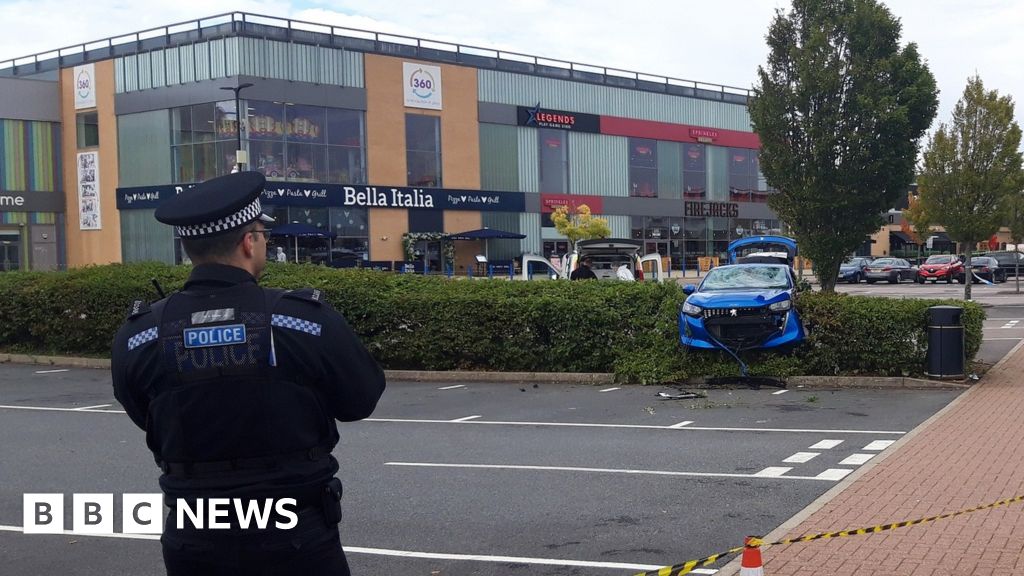 Basildon: Man arrested after car driven at group of people - BBC News