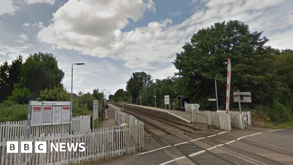 Lorry hits Manea bridge leading to train cancellations - BBC News