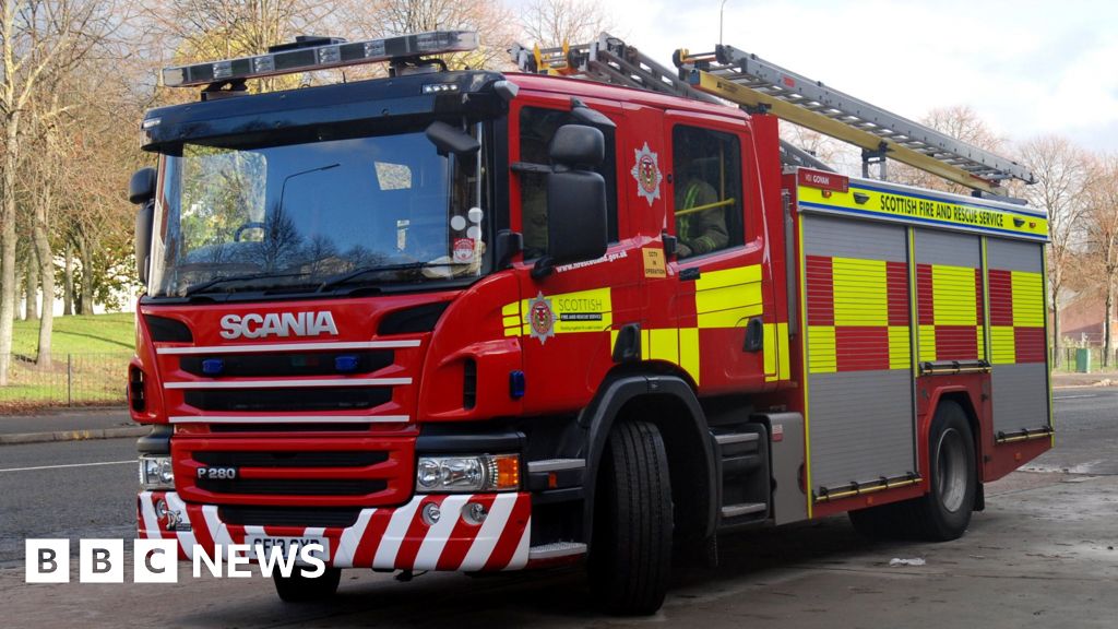 Man suffers burns in Broxburn house blaze - BBC News