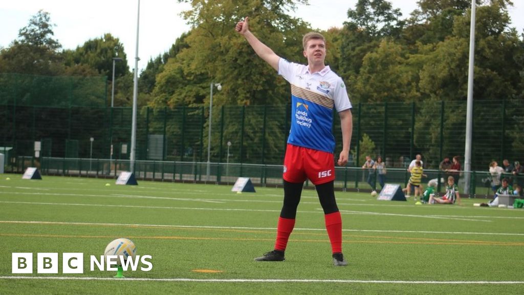 Leeds Rhinos: Blind rugby league player makes conversion - BBC News