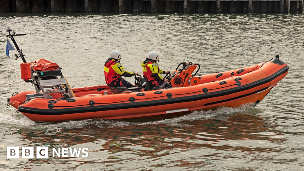 Isle of Wight: Skipper trapped by table rescued from yacht - BBC News