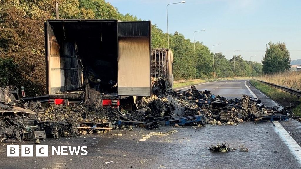A1M reopened after lorry fire between Doncaster and Pontefract - BBC News