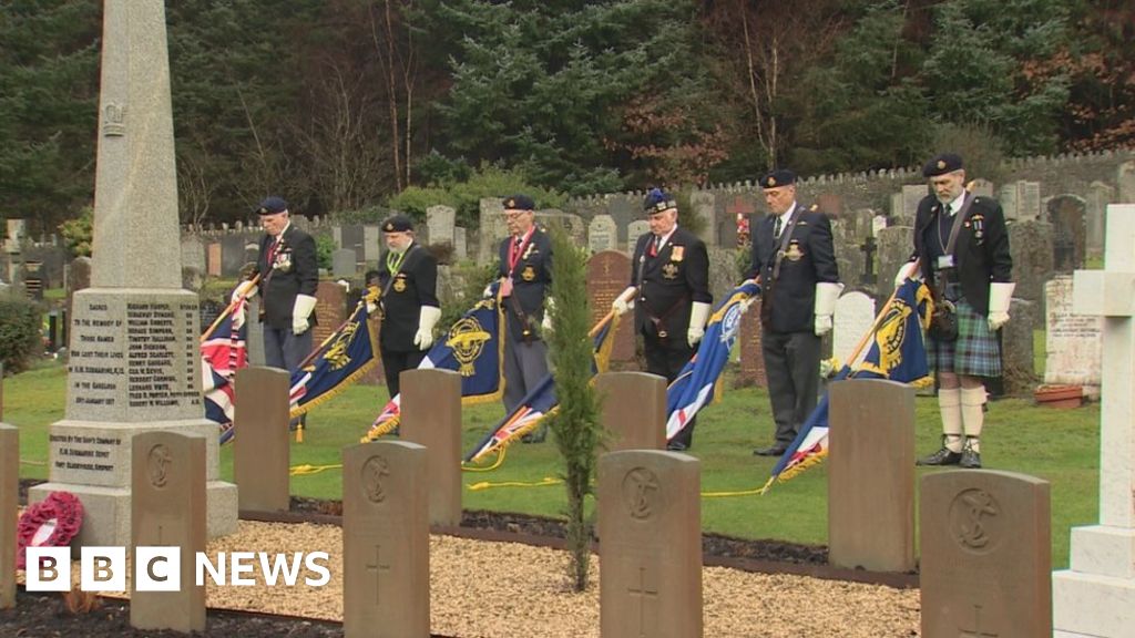 Ceremony remembers 32 deaths in WW1 Faslane sub sinking - BBC News