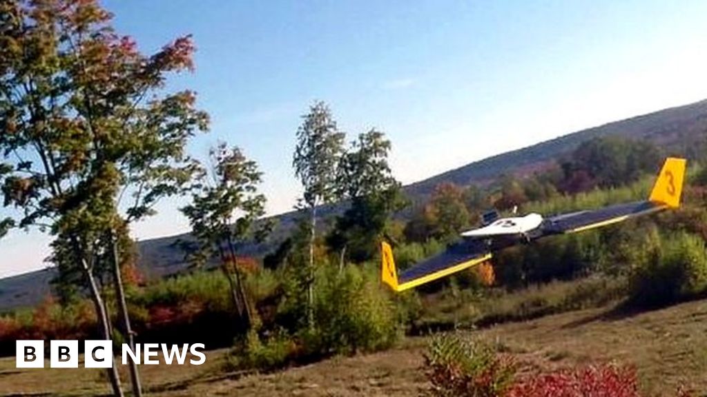MIT drone knows how to swerve to avoid crashes - BBC News