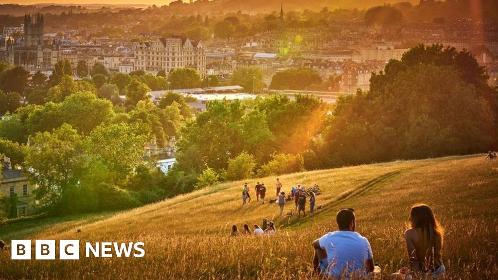 Bath photographer finds couple featured in sunset pic - BBC News