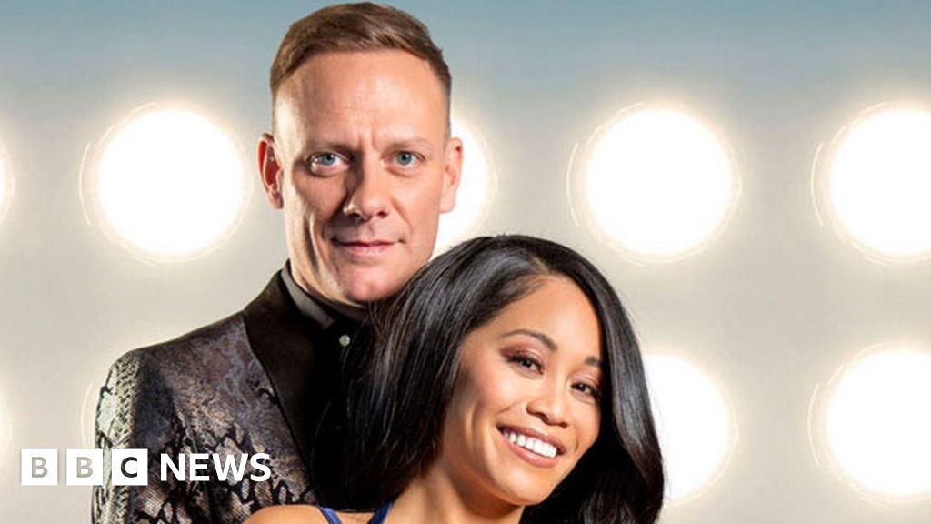 Dancing on Ice: Corrie's Antony Cotton to skate on despite injury - BBC ...