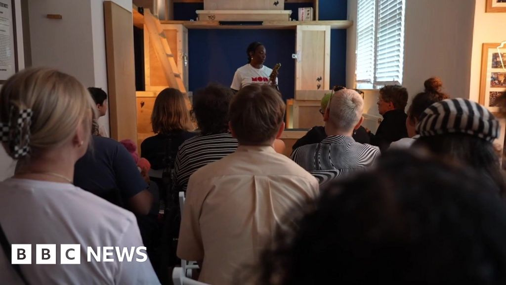 Museum of Homelessness opens in Finsbury Park - BBC News