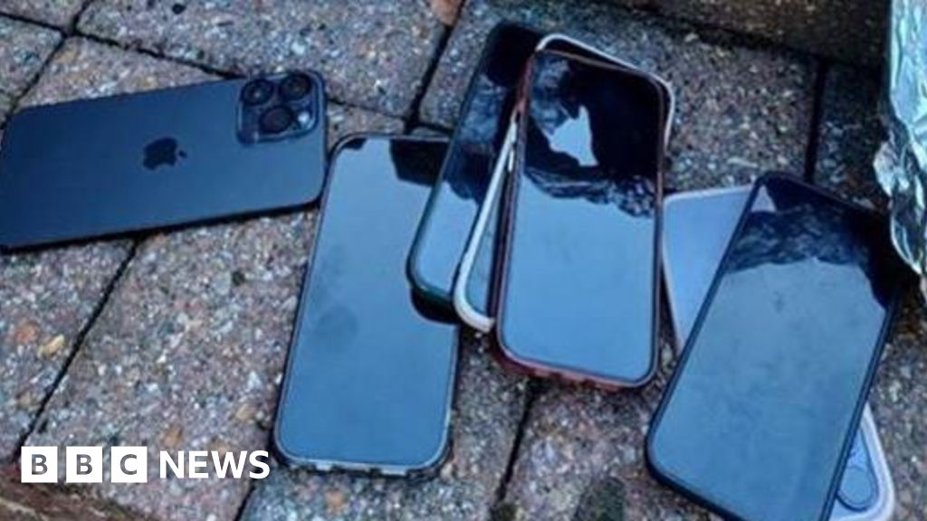 Met Police: Mobile phones seized after helicopter chase - BBC News