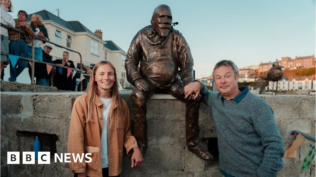 Life-size bronze sculpture unveiled in Porthleven - BBC News