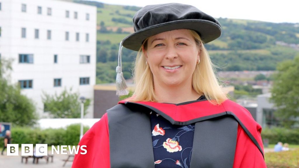 Wales football manager Jayne Ludlow gets university fellowship - BBC News