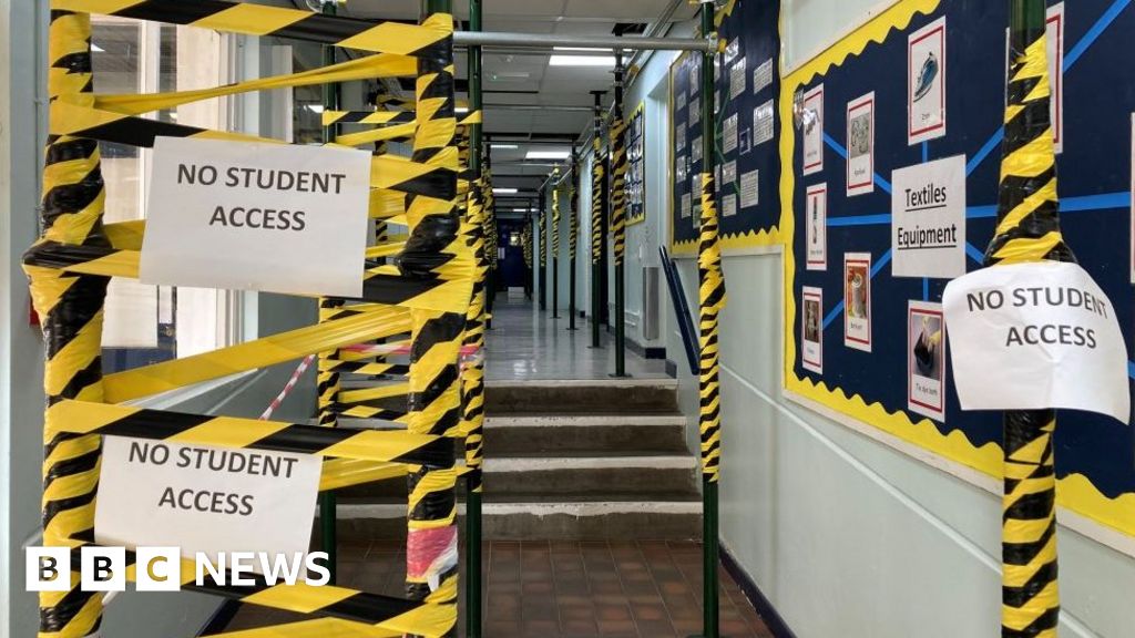 Scalby School plea for exam mark uplift amid Raac disruption - BBC News