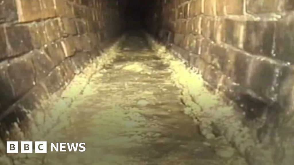 Footage shows fatberg under Cardiff Bay - BBC News