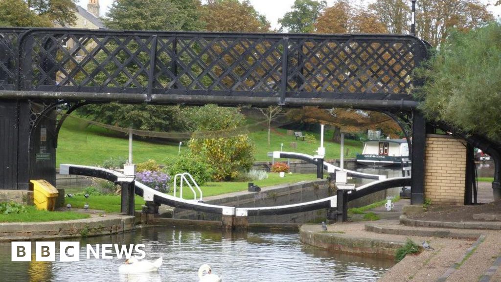 Police searching for missing man find body in Cambridge river - BBC News