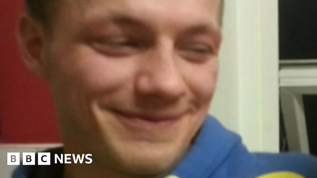 Rushden murder trial: Stab victim 'lived for minutes' - BBC News