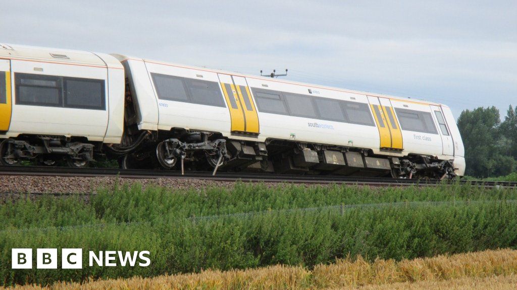 Kent rail line closed by cows-on-line derailment reopens - BBC News