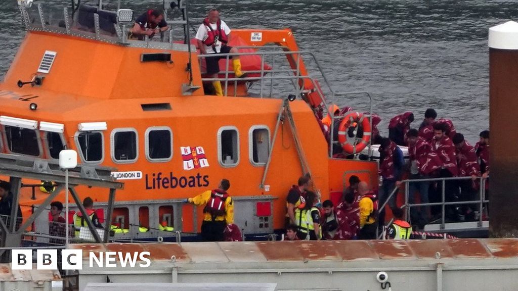 Channel migrants: More than 800 migrants cross at the weekend - BBC News