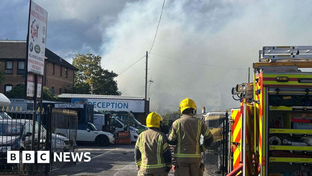 Crews tackle fire on Southampton city centre industrial estate - BBC News