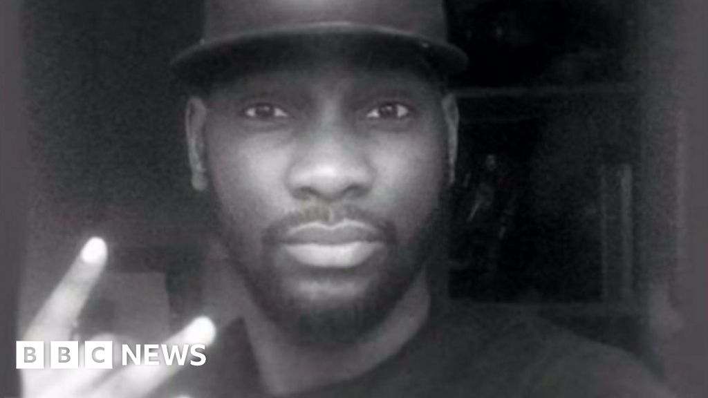 Tonbridge football club raises thousands for heart screenings - BBC News