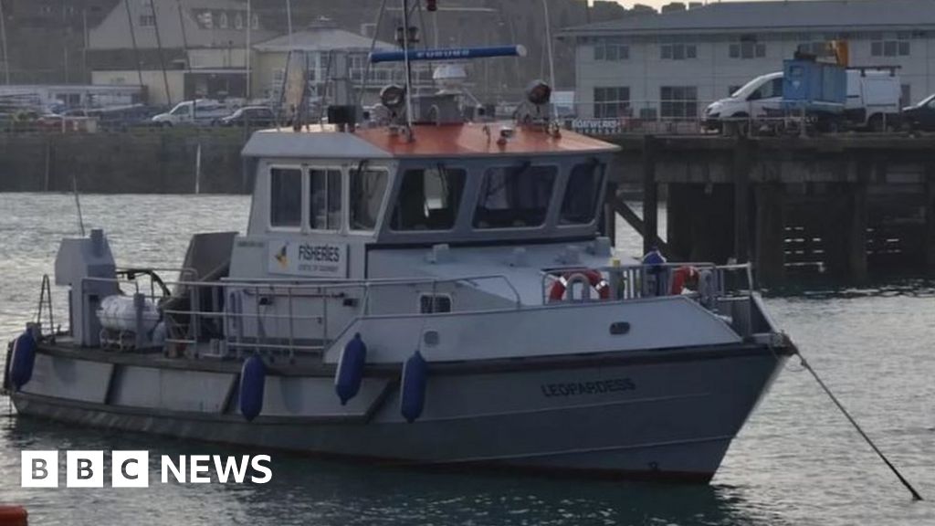 Concerns over grounded fisheries protection boat in Guernsey - BBC News