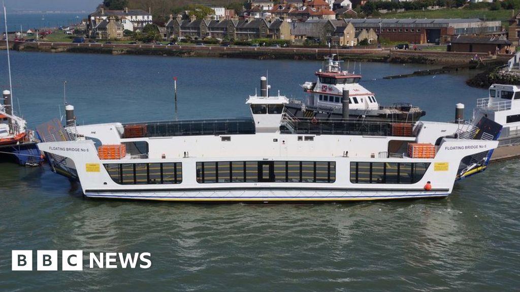 Cowes Floating Bridge: Isle of Wight ferry back in service after breakdown