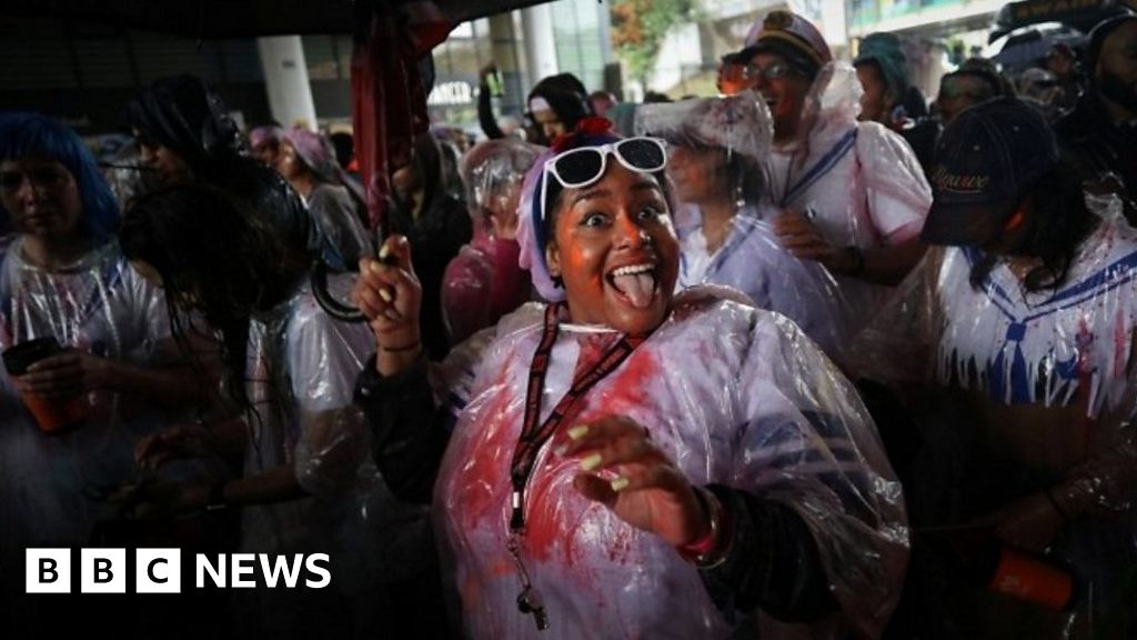 Notting Hill Carnival: Revellers party through rain - BBC News
