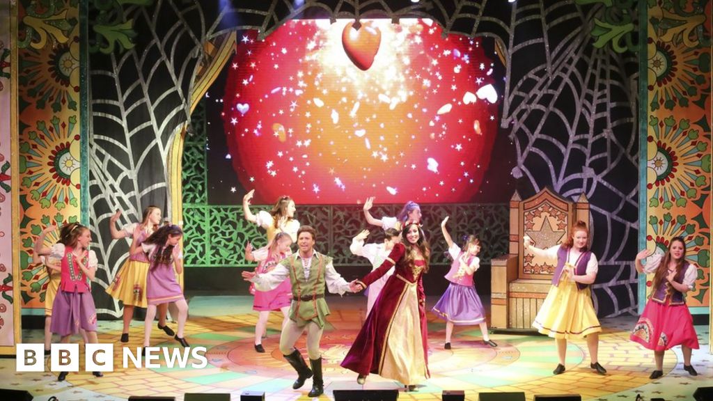 Five things I learned at my first ever panto - BBC News
